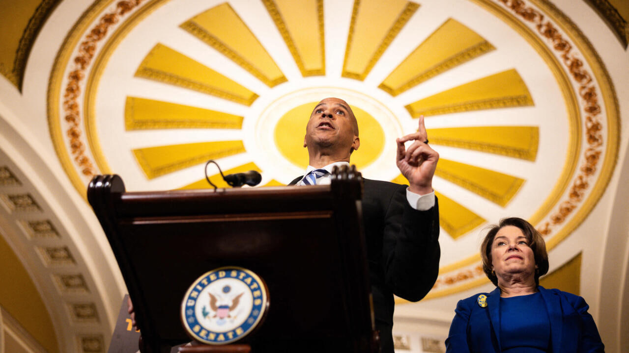 سیناتۆرێکی ئەمریکی لە وتارێکدا بۆ ماوەی 25 کاتژمێر ڕەخنە لە ترەمپ دەگرێت و ڕیکۆرد دەشکێنێت - AVA ...