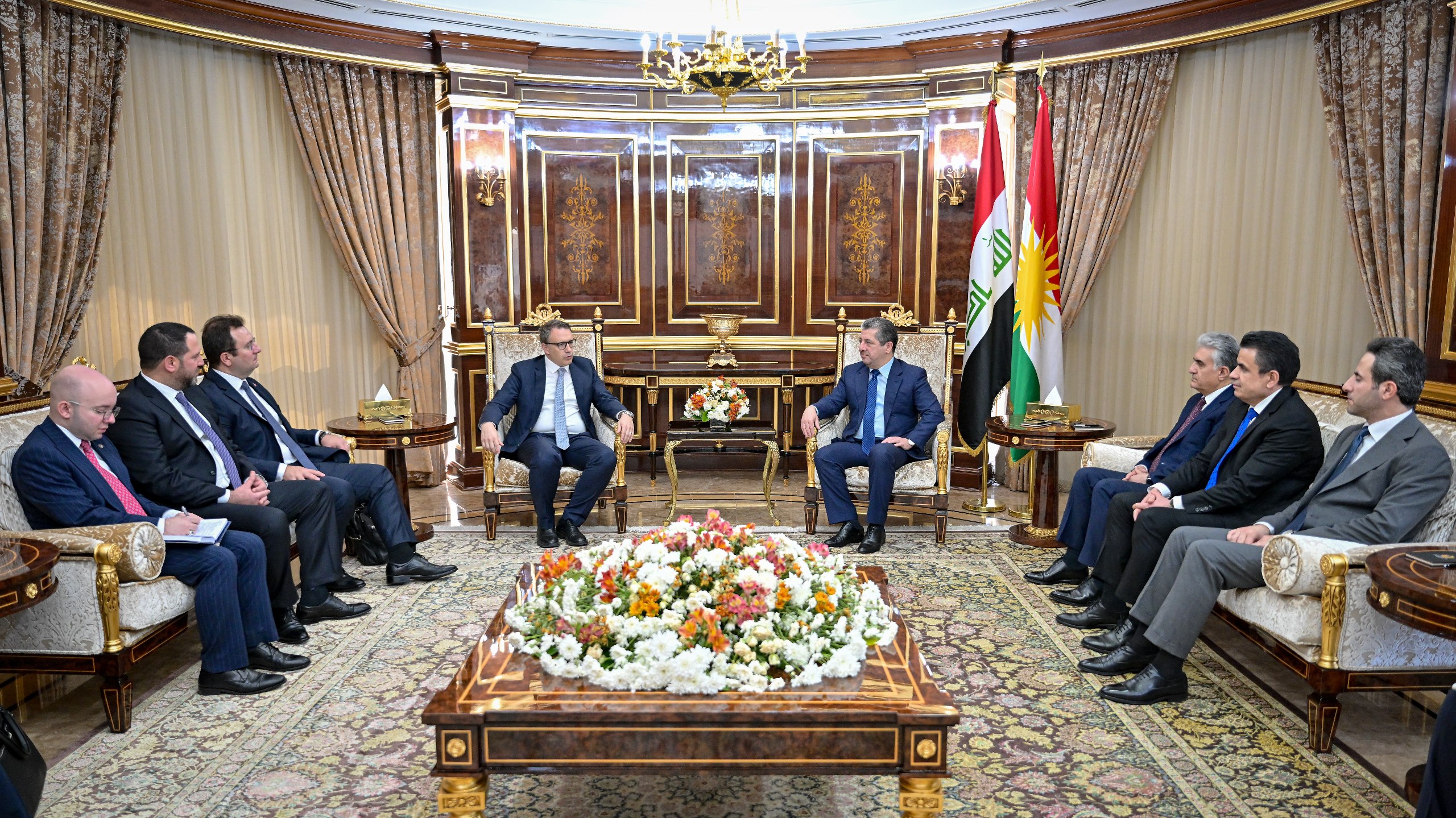 مەسرور بارزانی و باڵیۆزی تورکیا جەخت لە ڕاگرتنی هێرشە درۆنییەکانی سەر کێڵگە نەوتییەکان دەکەنەوە ...