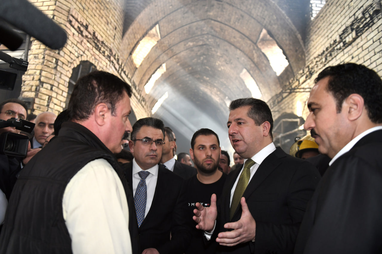 سەرۆکوەزیران بارزانی بۆ دووکاندارێکی بازاڕی قەیسەری بازاڕەکە بە